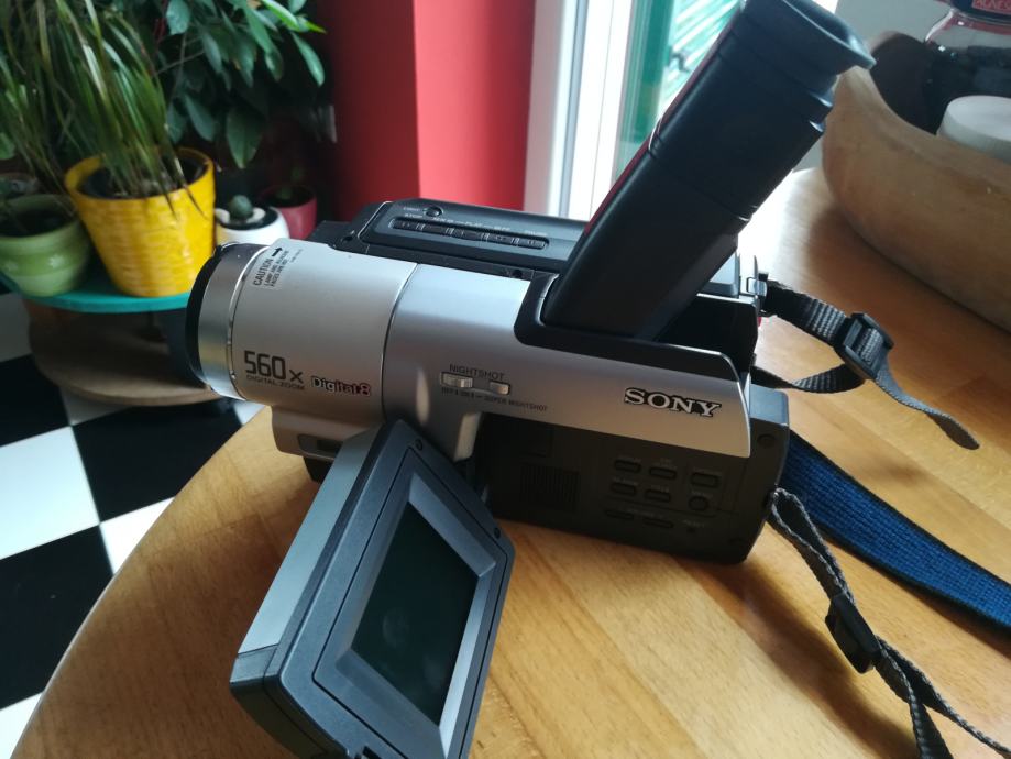 Prodam digitalno videokamero SONY DIGITAL 8 Handycam DCR -TRV130E