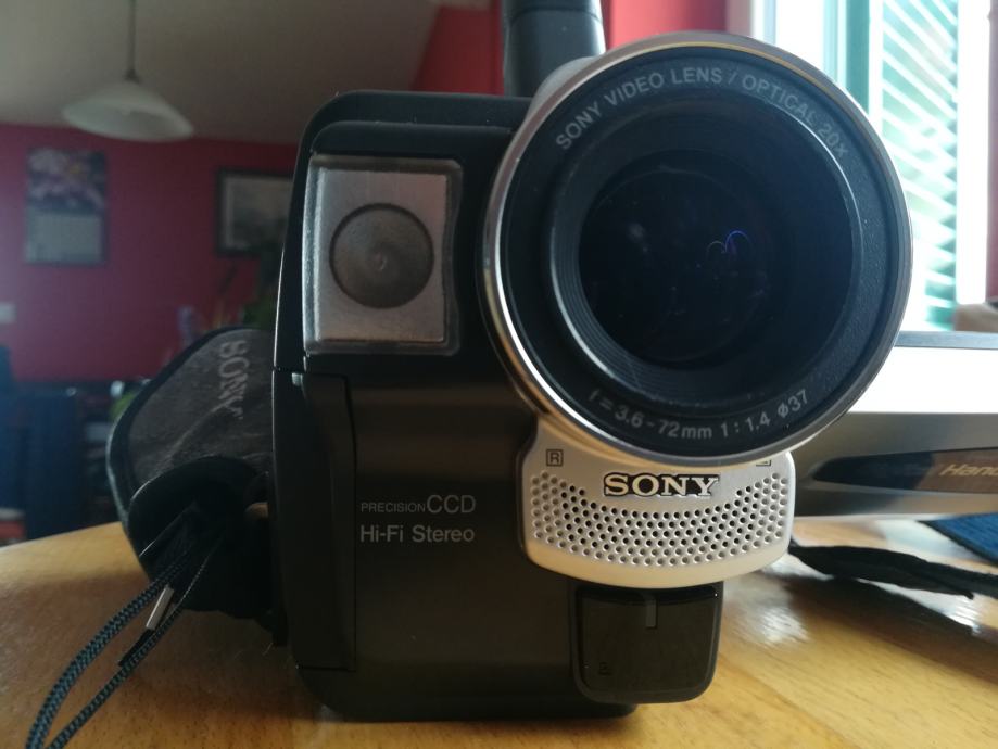 Prodam digitalno videokamero SONY DIGITAL 8 Handycam DCR -TRV130E