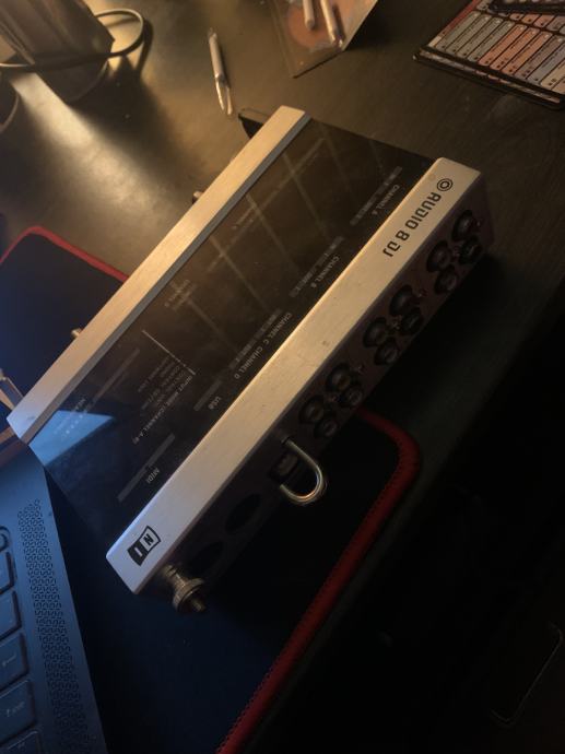 Native instruments traktor , Audio 8 DJ