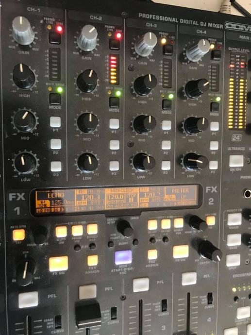 Pioneer CDJ 400 (2x) Behringher DJM 4000 DJ Mixer