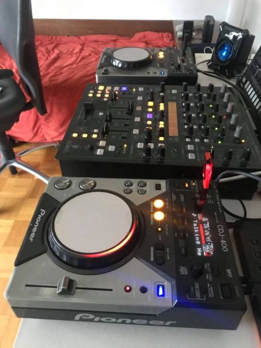 Pioneer CDJ 400 (2x) Behringher DJM 4000 DJ Mixer