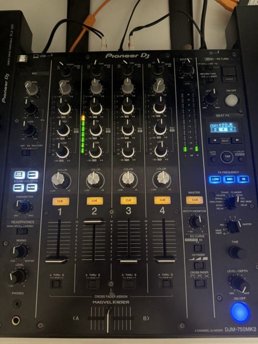 Pioneer DJM 750 MK2 + transportna torba