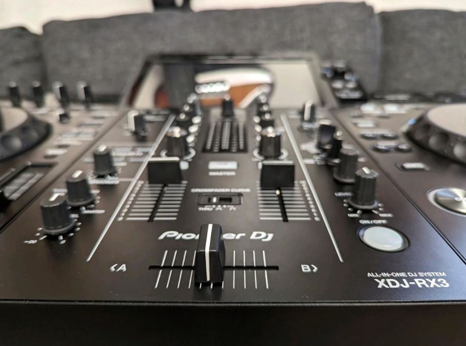Pioneer XDJ-RX3 controller