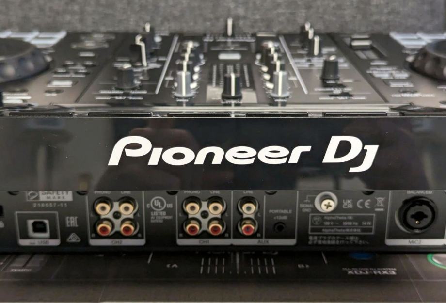 Pioneer XDJ-RX3 controller