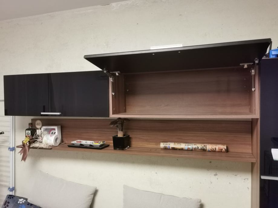 Dnevna soba komplet (viseče omarice in predalnika za TV)