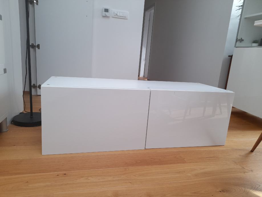 Dnevna soba s TV Uppleva z omaro. Omare Ikea Besta