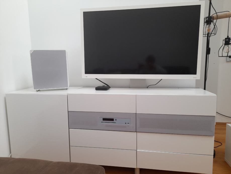 Dnevna soba s TV Uppleva z omaro. Omare Ikea Besta