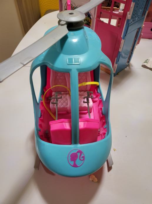 Barbie avto,punčke..