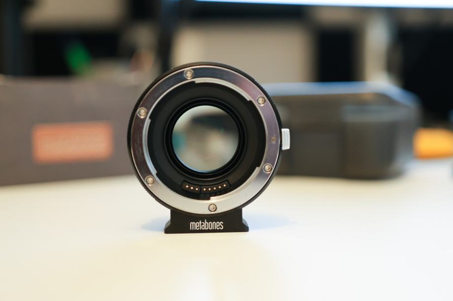 Metabones EF - E mount (APS-C, NEX) z lečo.