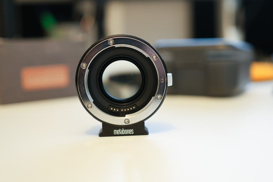 Metabones EF - E mount (APS-C, NEX) z lečo.