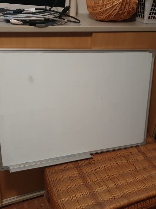 Bela tabla za na steno
