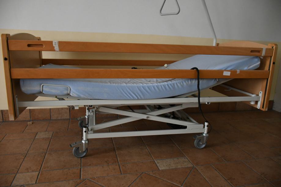 Električna negovalna bolniška postelja