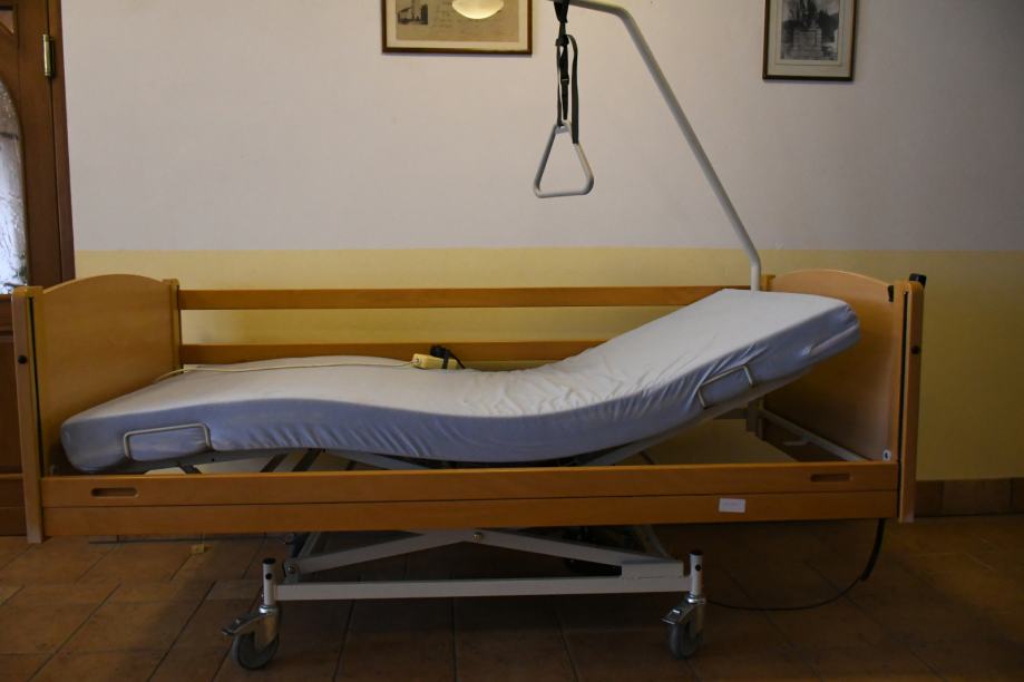 Električna negovalna bolniška postelja