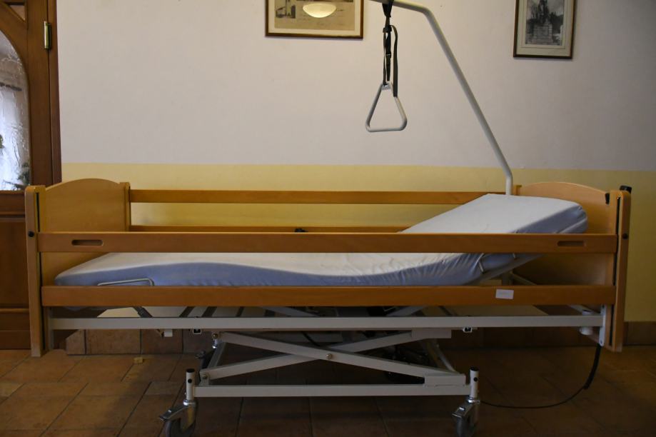 Električna negovalna bolniška postelja