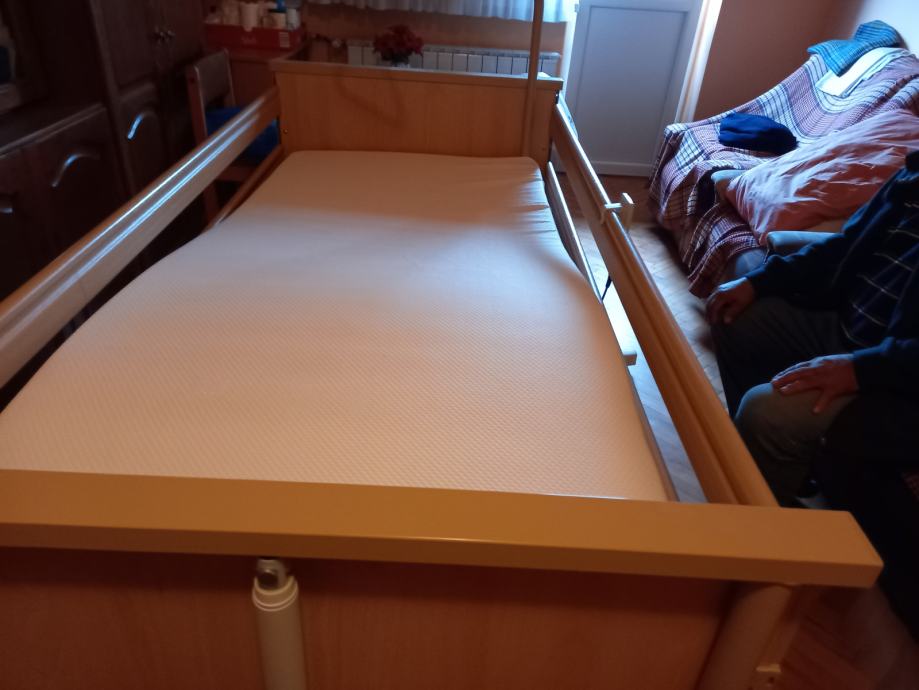 Električno nastavljiva bolniška postelja - kot nova