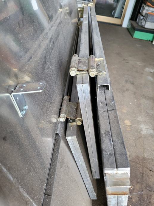 inox predelna stena z nihajnimi vrati