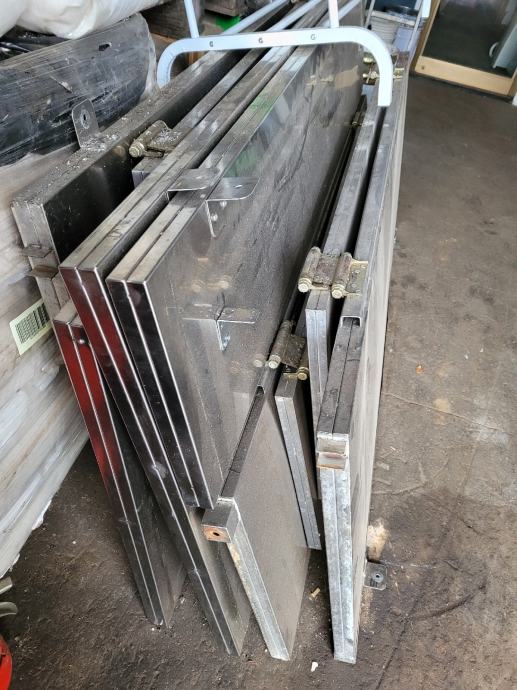 inox predelna stena z nihajnimi vrati