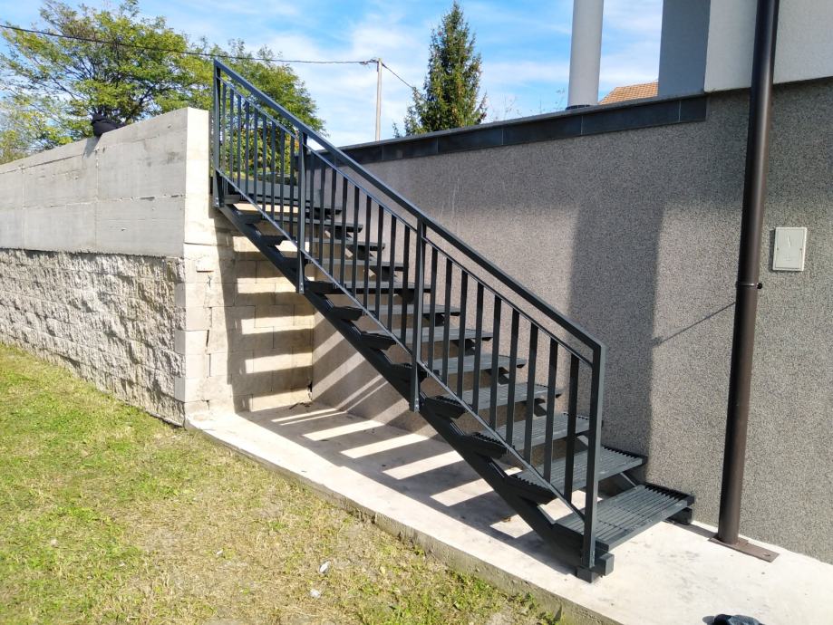 Jeklene kontrukcije,ključavničarska dela. Ograje,stopnice.strehe,