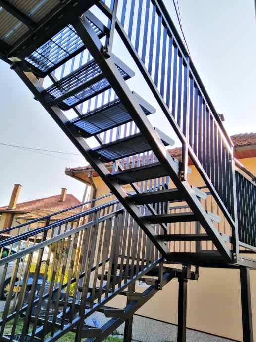 Jeklene kontrukcije,ključavničarska dela. Ograje,stopnice.strehe,