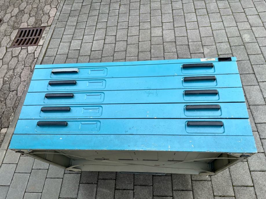 Kovinski predalnik za orodje