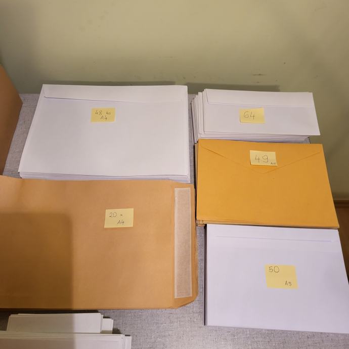 KUVERTE RAZLIČNE 1057 kos in en dodatni karton kuvert brez okenčka