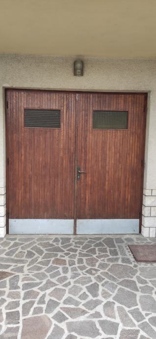 Masivna vhodna in dvokrilna garažna vrata