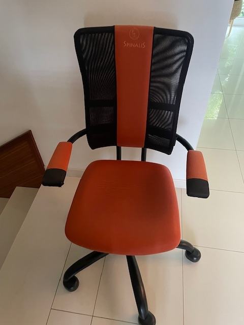 Oranžni in rdeči stol Spinalis Hacker