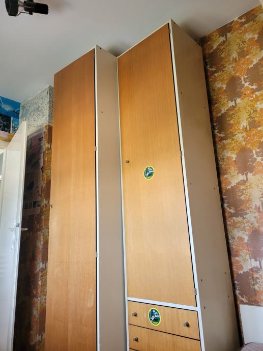 Podarim omare in dve pisalni mizi.