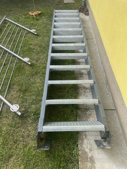PRODAM ALU STOPNICE Z INOX OGRAJO - PRAKTIČNO NOVO