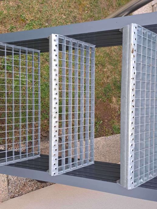 PRODAM ALU STOPNICE Z INOX OGRAJO - PRAKTIČNO NOVO