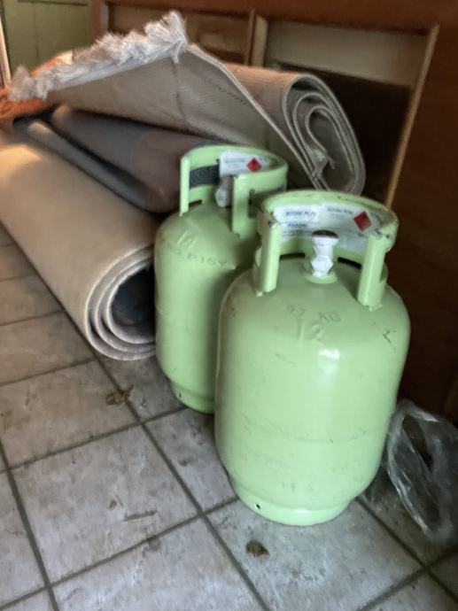 Prodam dve plinski jeklenki