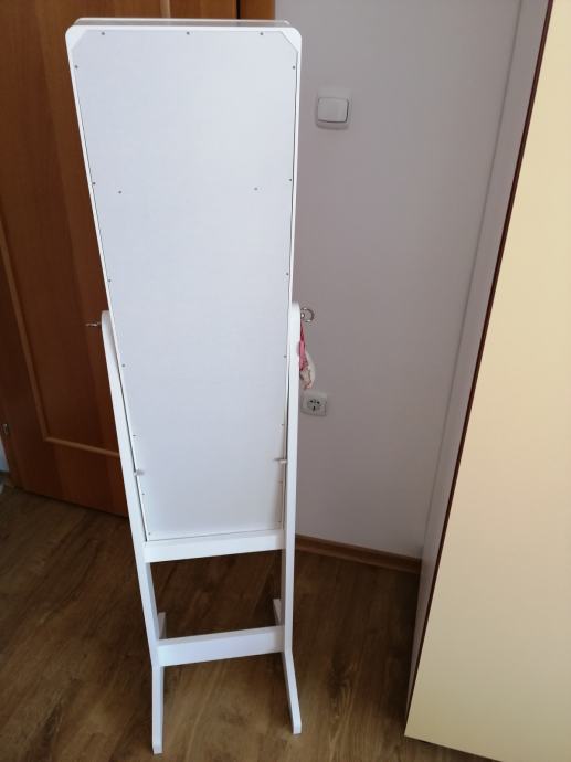 Prodamo samostoječe ogledalo z lučko