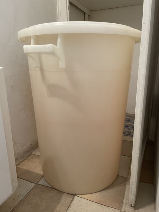 PVC kad / sod z ročaji in pokrovom 100L