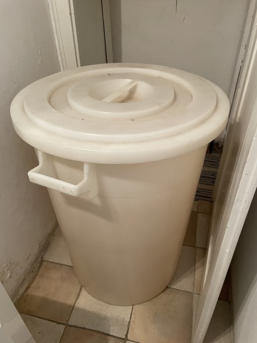 PVC kad / sod z ročaji in pokrovom 100L