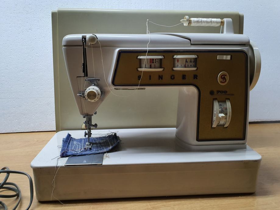 ŠIVALNI STROJ SINGER MODEL 700G
