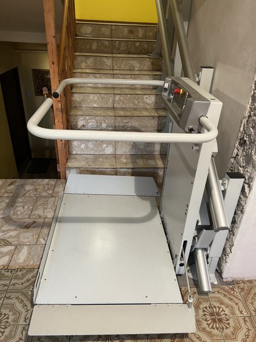 Stopniščna ploščad, STOPNIŠČNO DVIGALO za invalidski voziček