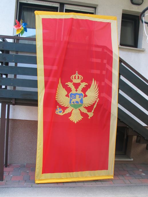 Zastava Črne gore, dim 1,5 x 3 metre, prodam