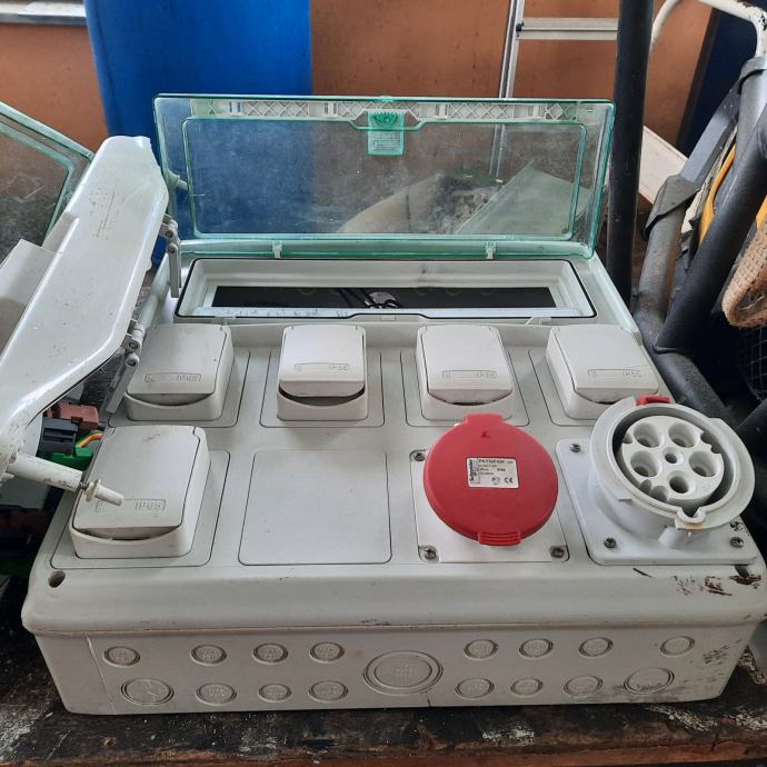 Nadometna elaktro omarica razdelilec