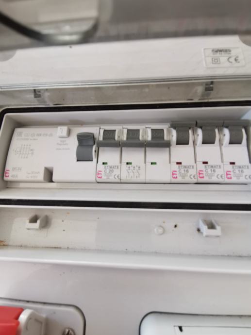 Prodam gradbeno omarcio Gewiss GW 68 003N in 5 m dovodnega kabla 5x10