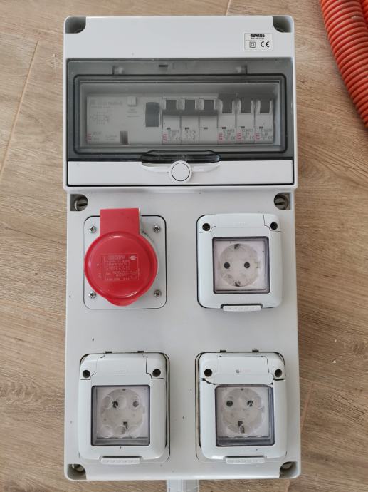 Prodam gradbeno omarcio Gewiss GW 68 003N in 5 m dovodnega kabla 5x10