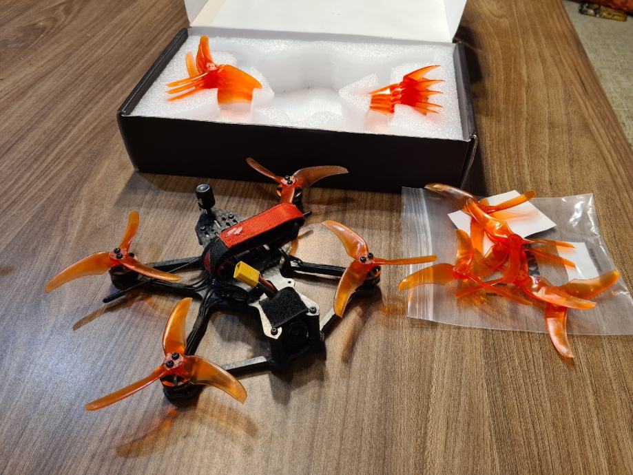 Dron Emax, BabyHawk II HD (DJI), Caddx Vista HD, Polar