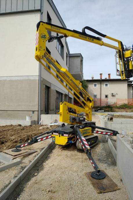 Izposoja dvižne košare, ploščadi, 14 M na gosenicah