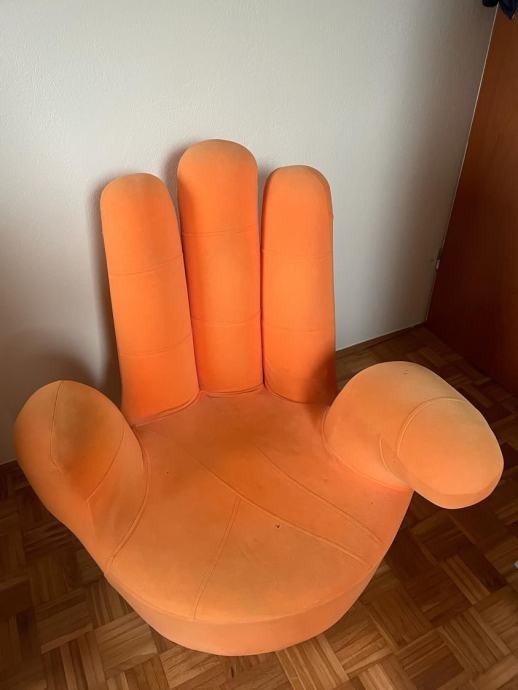 Fotelj v obliki roke