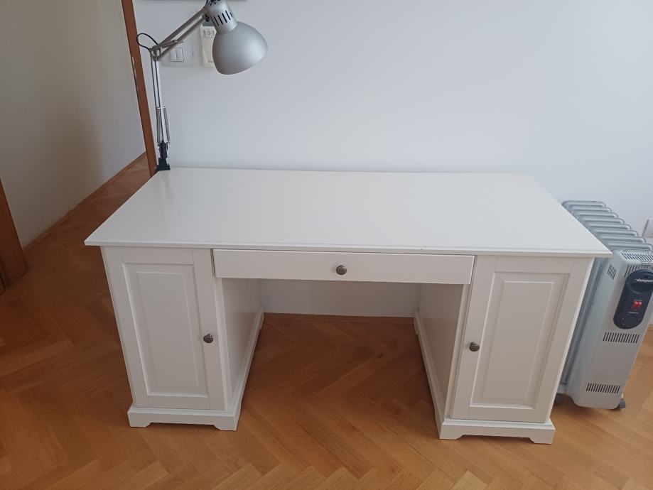 Pohištvo srednjega razreda.