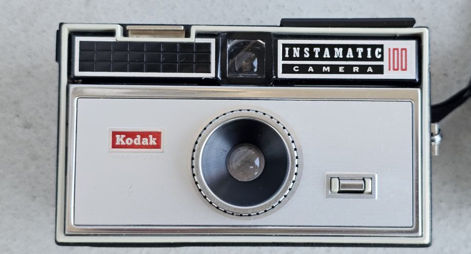 Kodak Instamatic 100 Analogni fotoaparat 35mm Oba sta delujočem stanj