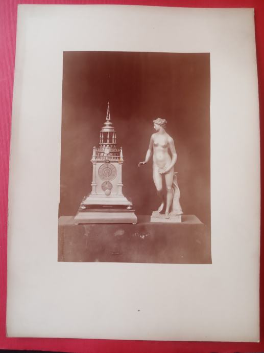 Trdi karton.Fotografija.Kip nage ženske