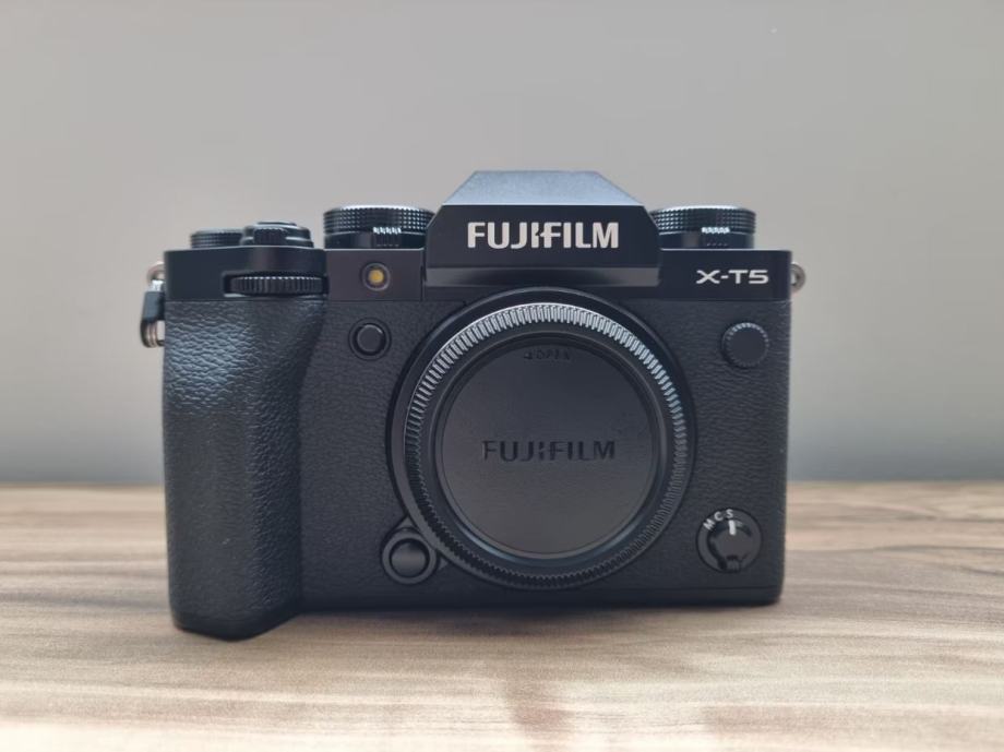 Fujifilm X-T5, črna, originalna embalaža, 1100 posnetkov