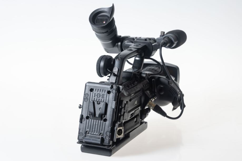 JVC GY-HM700 HD Camcorder Kit z Canon 14×4.4 Lens in zoom daljincem