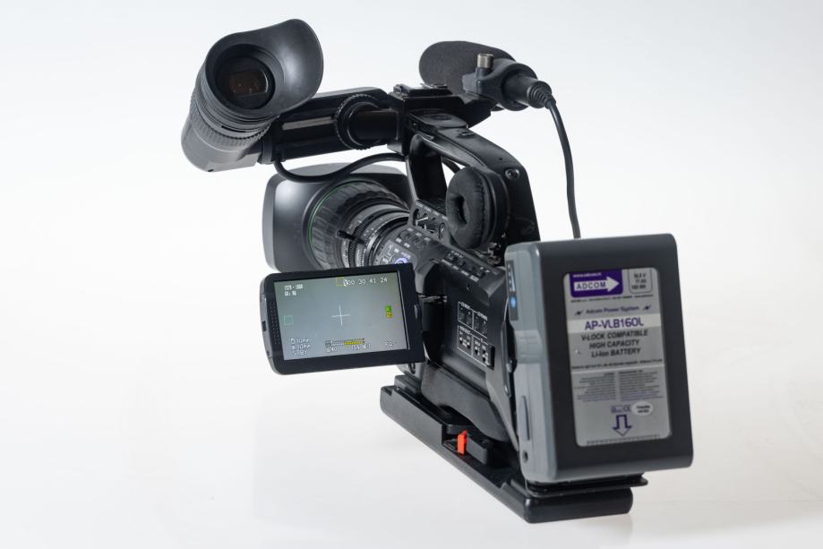 JVC GY-HM700 HD Camcorder Kit z Canon 14×4.4 Lens in zoom daljincem