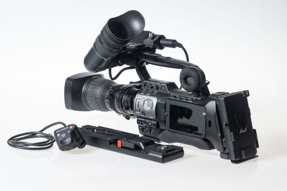 JVC GY-HM700 HD Camcorder Kit z Canon 14×4.4 Lens in zoom daljincem